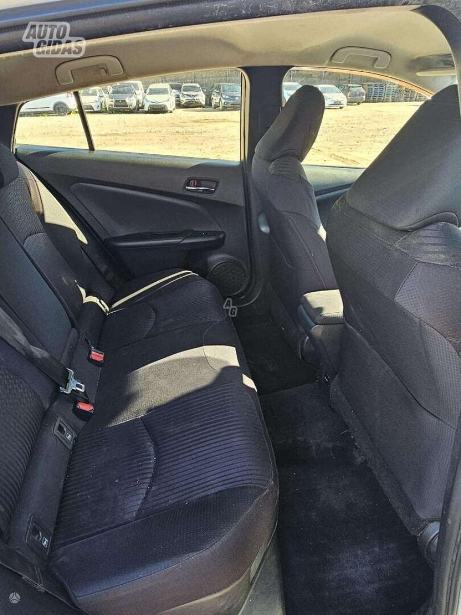 White Toyota Prius 2018 in Vilnius, with an engine capacity of 1.80 L and mileage of 526 thousand km for 5400 €, photo 13 on AUTOMOTO.COM.LV