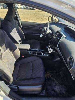 White Toyota Prius 2018 in Vilnius, with an engine capacity of 1.80 L and mileage of 526 thousand km for 5400 €, photo 14 on AUTOMOTO.COM.LV