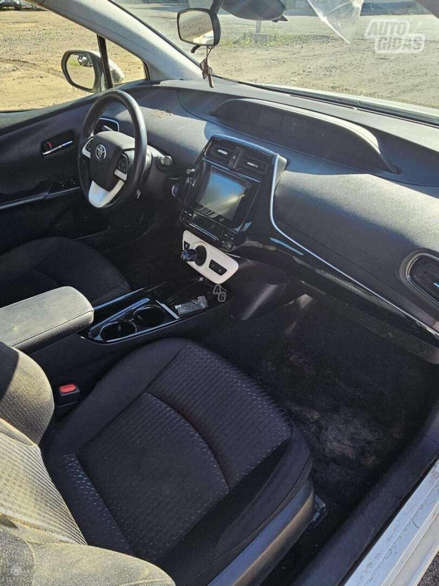 White Toyota Prius 2018 in Vilnius, with an engine capacity of 1.80 L and mileage of 526 thousand km for 5400 €, photo 15 on AUTOMOTO.COM.LV