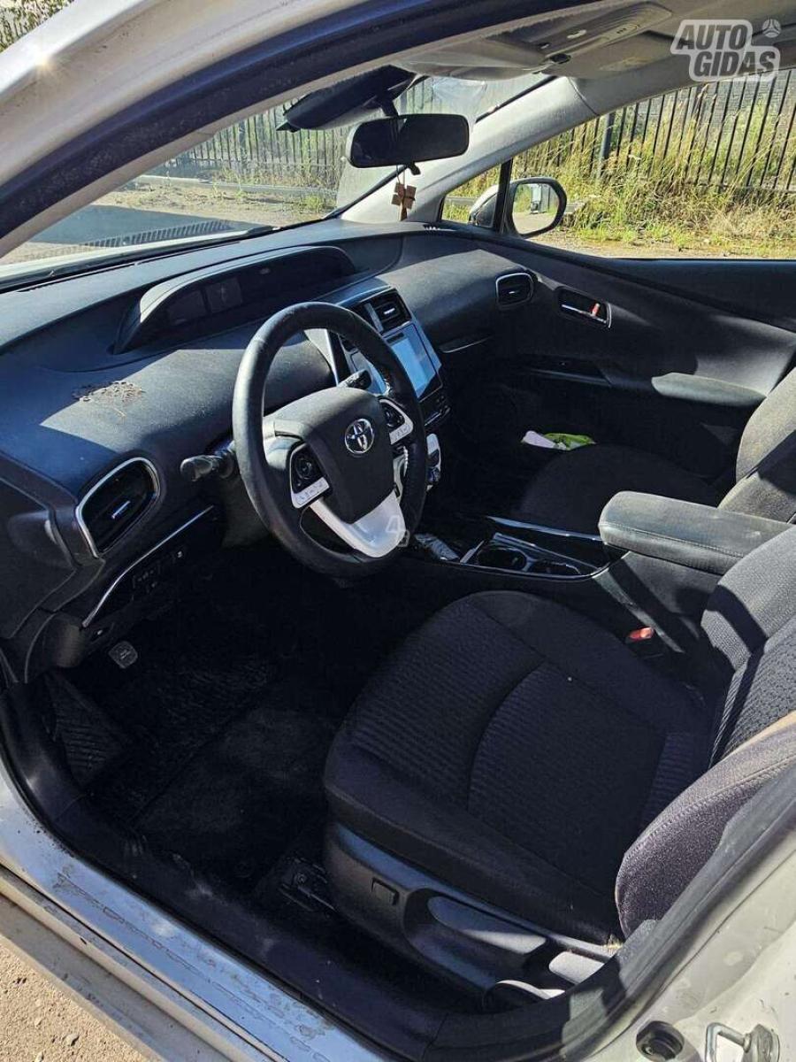 White Toyota Prius 2018 in Vilnius, with an engine capacity of 1.80 L and mileage of 526 thousand km for 5400 €, photo 16 on AUTOMOTO.COM.LV