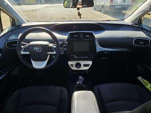 White Toyota Prius 2018 in Vilnius, with an engine capacity of 1.80 L and mileage of 526 thousand km for 5400 €, photo 17 on AUTOMOTO.COM.LV