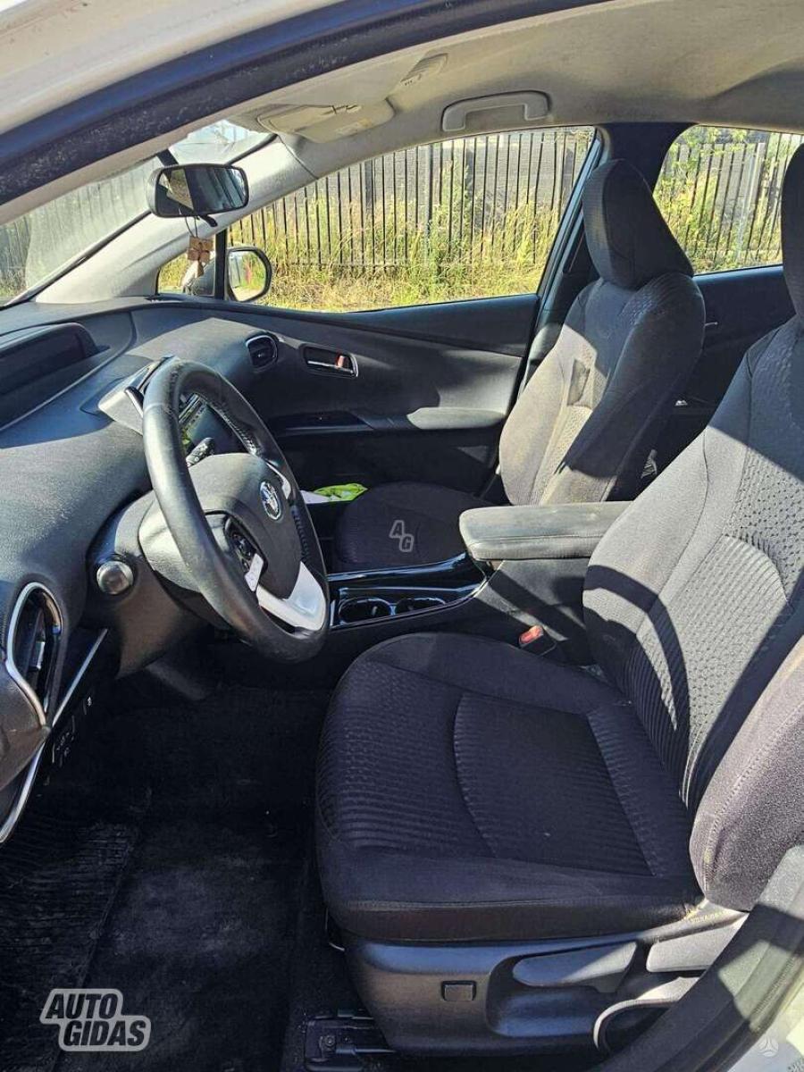 White Toyota Prius 2018 in Vilnius, with an engine capacity of 1.80 L and mileage of 526 thousand km for 5400 €, photo 18 on AUTOMOTO.COM.LV