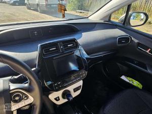 White Toyota Prius 2018 in Vilnius, with an engine capacity of 1.80 L and mileage of 526 thousand km for 5400 €, photo 20 on AUTOMOTO.COM.LV