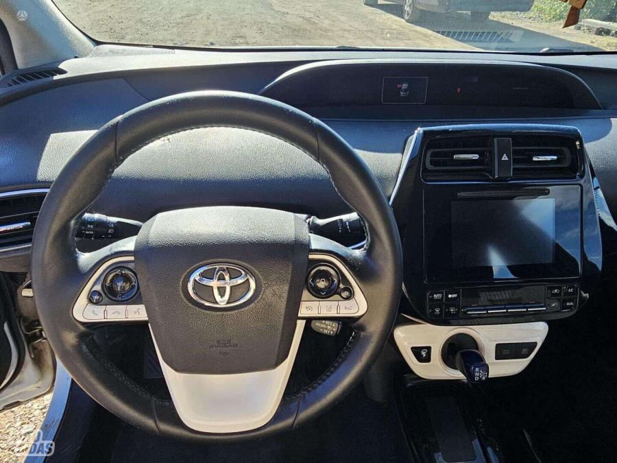 White Toyota Prius 2018 in Vilnius, with an engine capacity of 1.80 L and mileage of 526 thousand km for 5400 €, photo 21 on AUTOMOTO.COM.LV