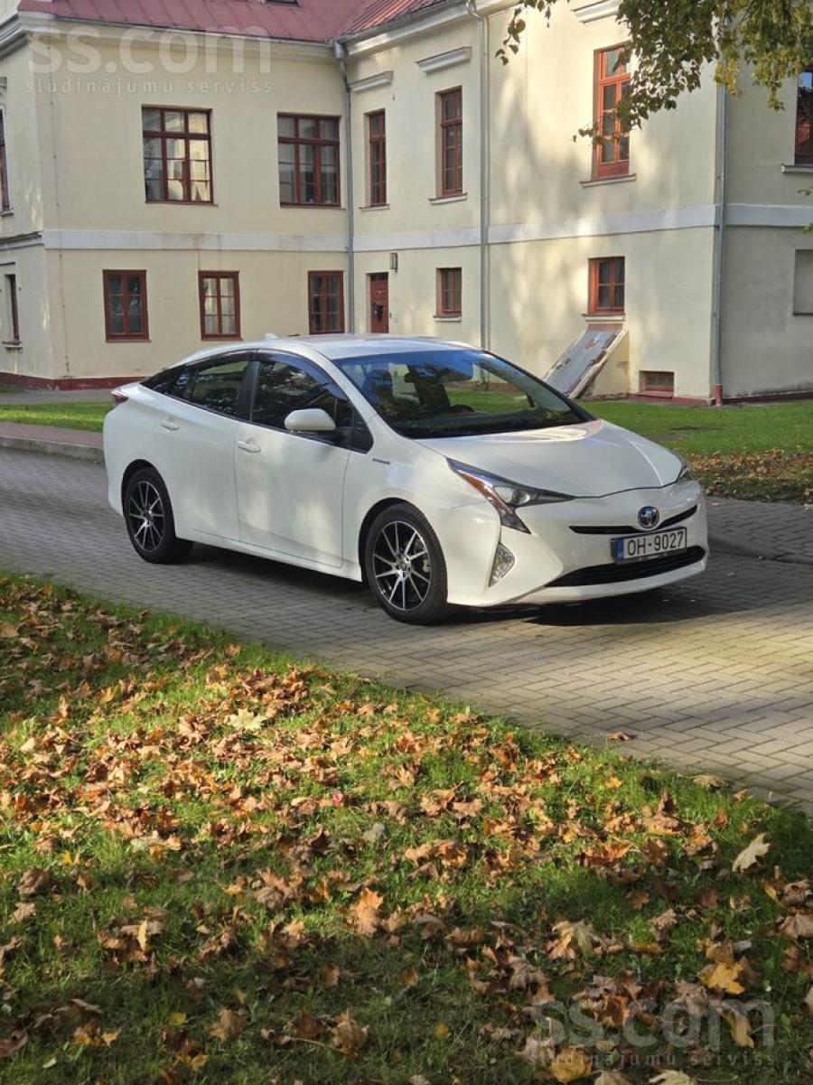 Белый Тойота Приус 2018 в Елгава, объемом двигателя 1.80 л и пробегом 156 тыс. км за 13250 €, фото 1 на AUTOMOTO.COM.LV