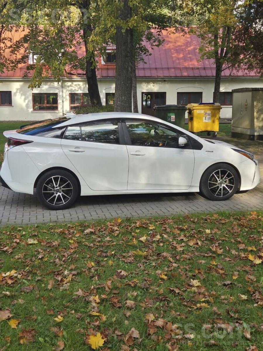 Белый Тойота Приус 2018 в Елгава, объемом двигателя 1.80 л и пробегом 156 тыс. км за 13250 €, фото 4 на AUTOMOTO.COM.LV