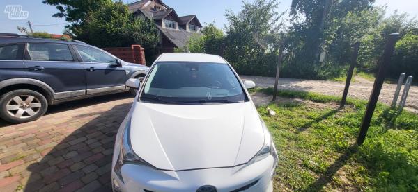 White Toyota Prius 2019 in Vilnius, with an engine capacity of 1.80 L and mileage of 192 thousand km for 13600 €, photo 3 on AUTOMOTO.COM.LV