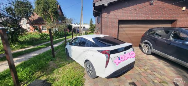 White Toyota Prius 2019 in Vilnius, with an engine capacity of 1.80 L and mileage of 192 thousand km for 13600 €, photo 5 on AUTOMOTO.COM.LV