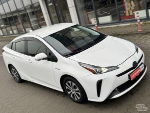 White Toyota Prius 2019 in Vilnius, with an engine capacity of 1.80 L and mileage of 259 thousand km for 11850 €, photo 2 on AUTOMOTO.COM.LV