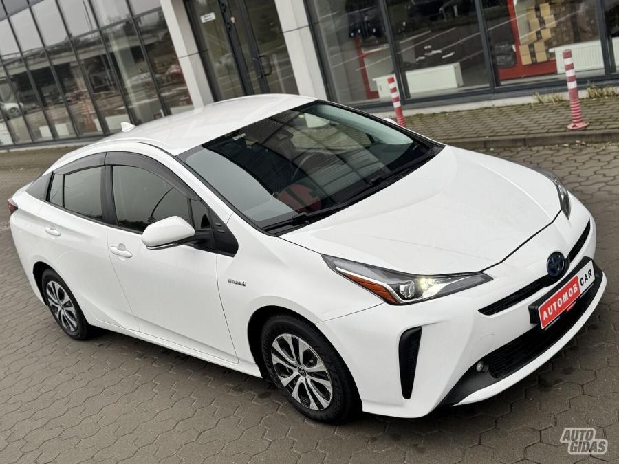 White Toyota Prius 2019 in Vilnius, with an engine capacity of 1.80 L and mileage of 259 thousand km for 11850 €, photo 2 on AUTOMOTO.COM.LV