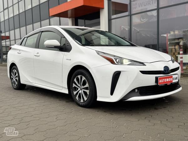 White Toyota Prius 2019 in Vilnius, with an engine capacity of 1.80 L and mileage of 259 thousand km for 11850 €, photo 3 on AUTOMOTO.COM.LV