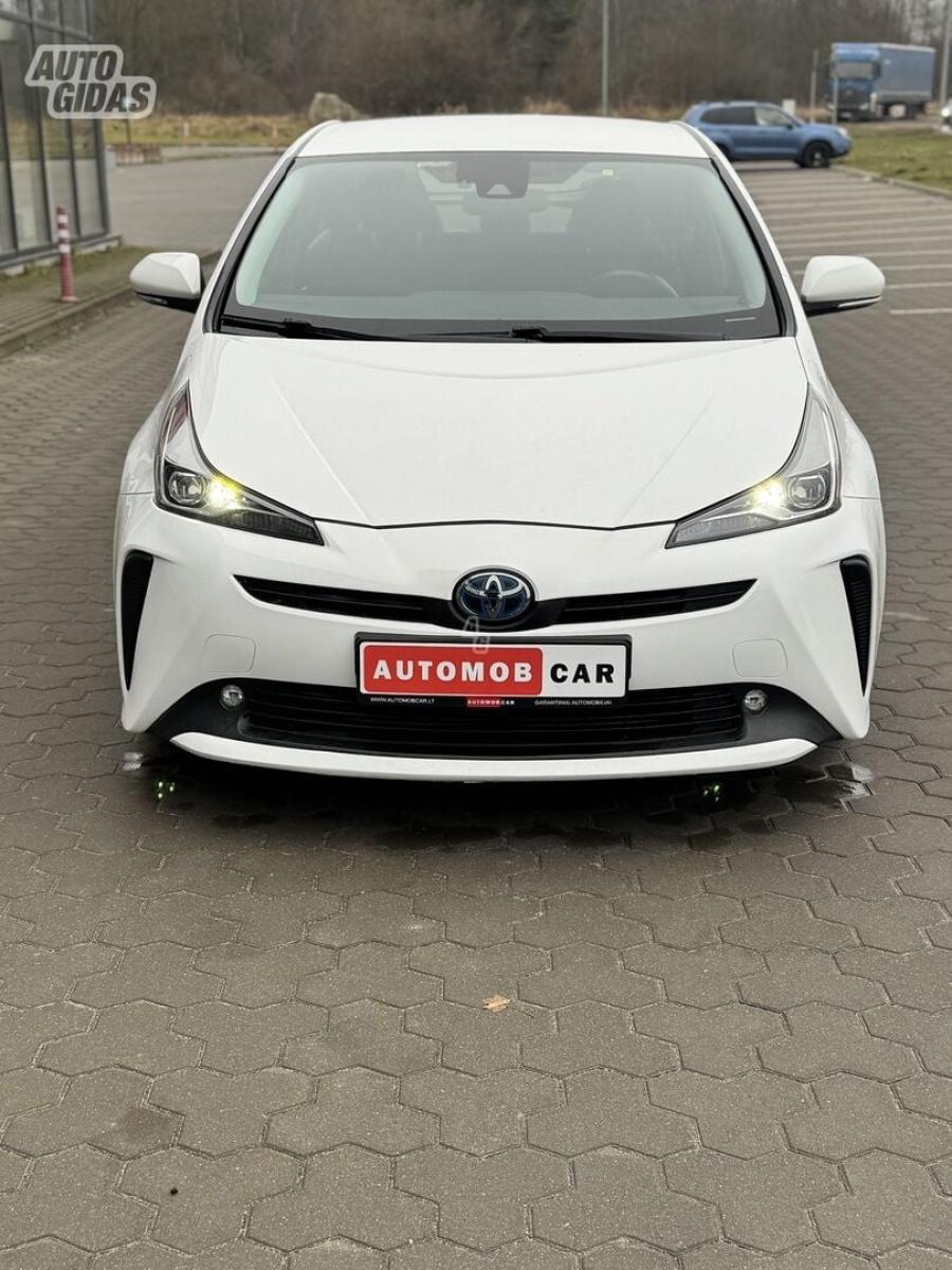 White Toyota Prius 2019 in Vilnius, with an engine capacity of 1.80 L and mileage of 259 thousand km for 11850 €, photo 4 on AUTOMOTO.COM.LV