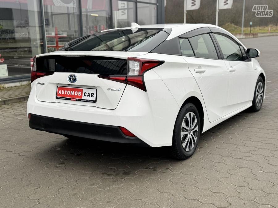 White Toyota Prius 2019 in Vilnius, with an engine capacity of 1.80 L and mileage of 259 thousand km for 11850 €, photo 8 on AUTOMOTO.COM.LV