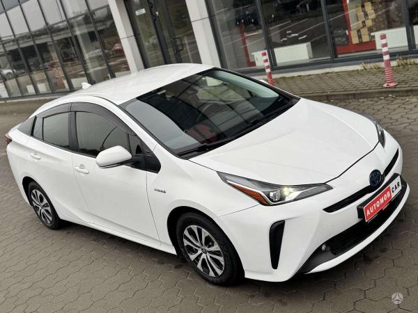 White Toyota Prius 2019 in Vilnius, with an engine capacity of 1.80 L and mileage of 259 thousand km for 11950 €, photo 1 on AUTOMOTO.COM.LV