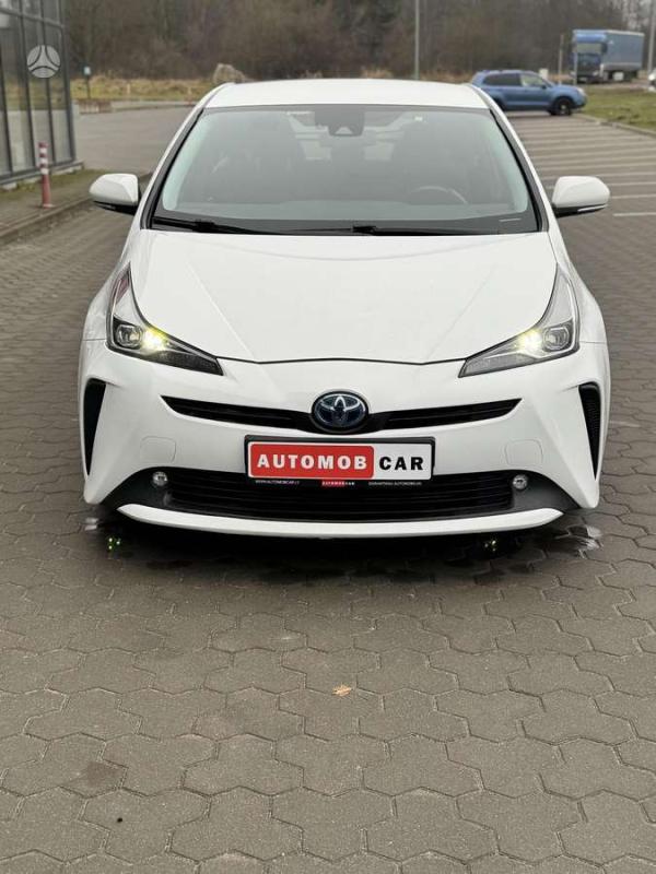 White Toyota Prius 2019 in Vilnius, with an engine capacity of 1.80 L and mileage of 259 thousand km for 11950 €, photo 3 on AUTOMOTO.COM.LV