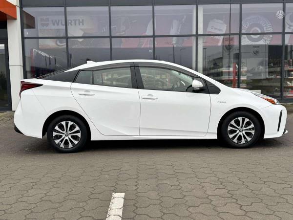 White Toyota Prius 2019 in Vilnius, with an engine capacity of 1.80 L and mileage of 259 thousand km for 11950 €, photo 10 on AUTOMOTO.COM.LV