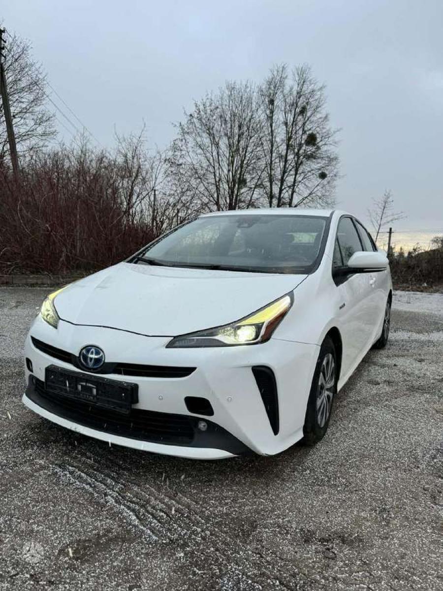 White Toyota Prius 2020 in Kaunas, with an engine capacity of 1.80 L and mileage of 339 thousand km for 9850 €, photo 1 on AUTOMOTO.COM.LV