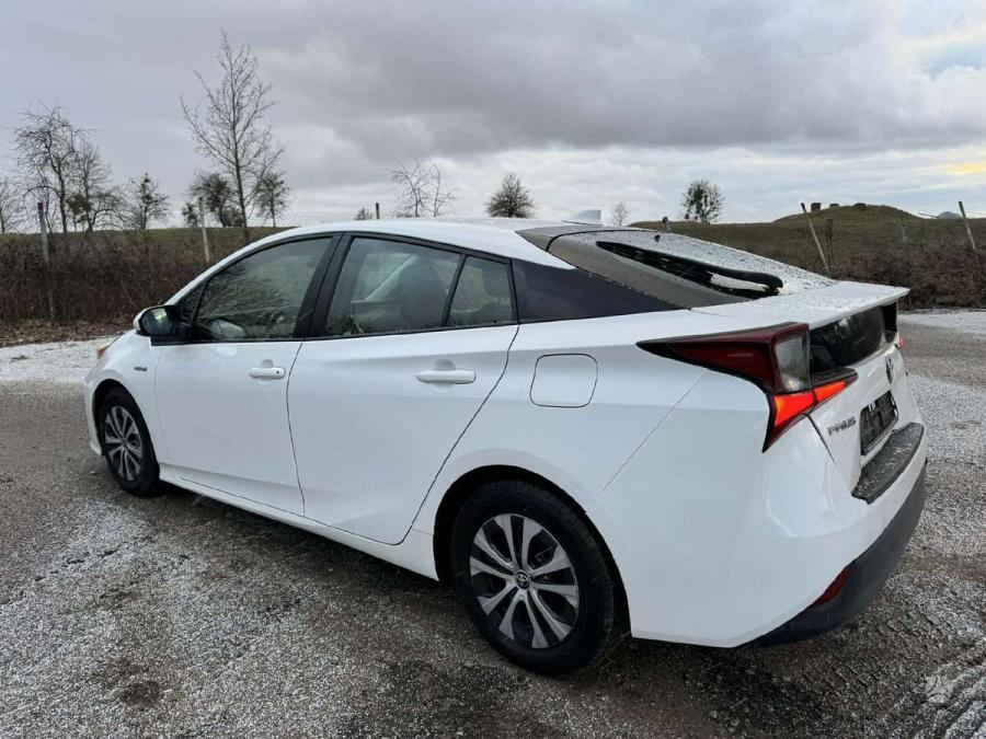 White Toyota Prius 2020 in Kaunas, with an engine capacity of 1.80 L and mileage of 339 thousand km for 9850 €, photo 6 on AUTOMOTO.COM.LV