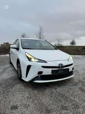 White Toyota Prius 2020 in Kaunas, with an engine capacity of 1.80 L and mileage of 339 thousand km for 9850 €, photo 7 on AUTOMOTO.COM.LV