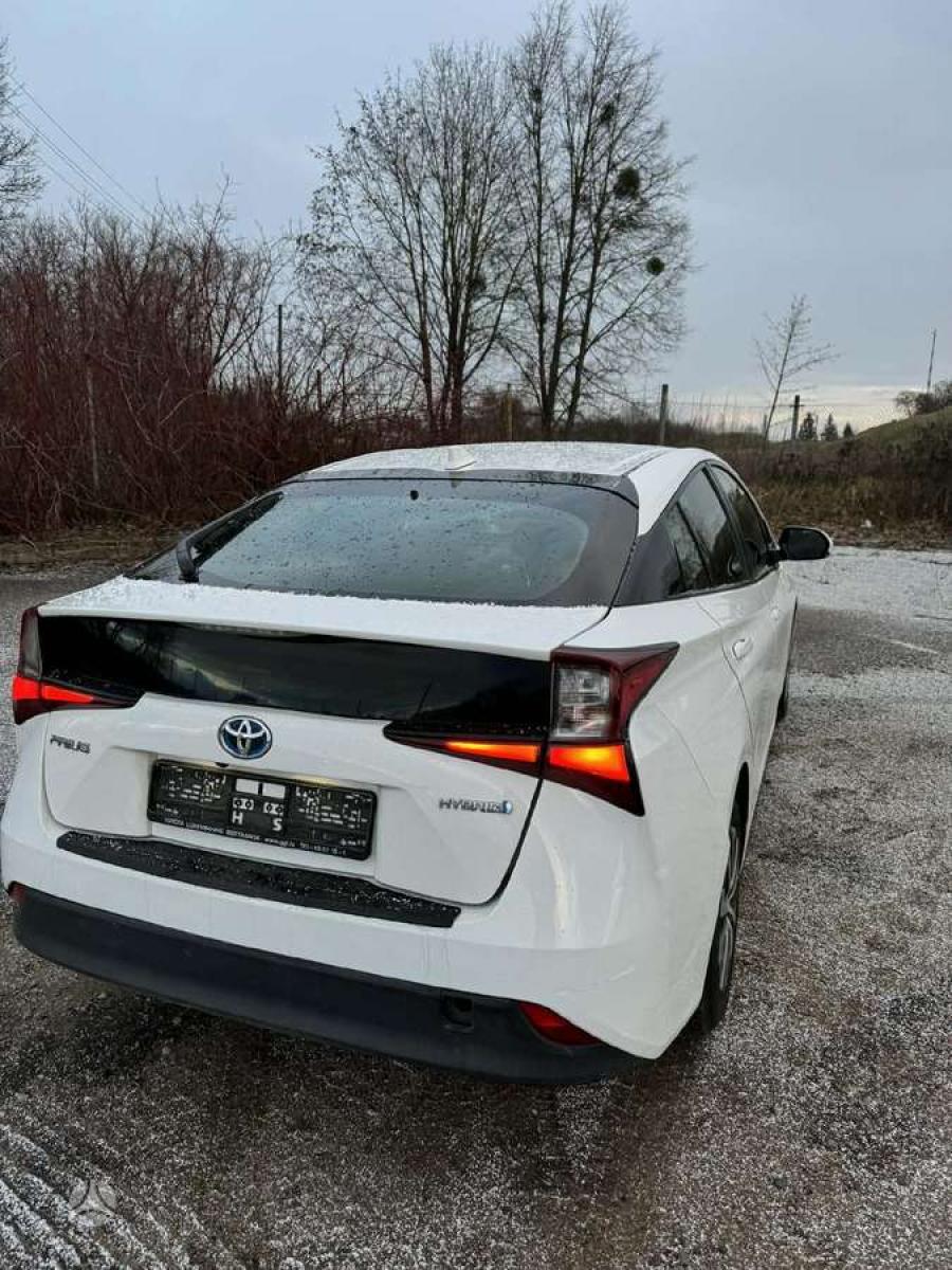 White Toyota Prius 2020 in Kaunas, with an engine capacity of 1.80 L and mileage of 339 thousand km for 9850 €, photo 10 on AUTOMOTO.COM.LV