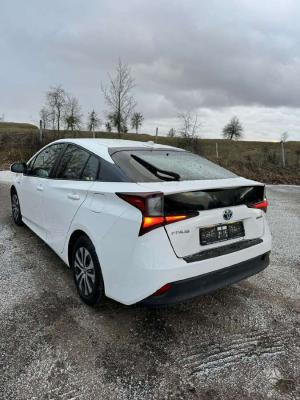 White Toyota Prius 2020 in Kaunas, with an engine capacity of 1.80 L and mileage of 339 thousand km for 9850 €, photo 11 on AUTOMOTO.COM.LV