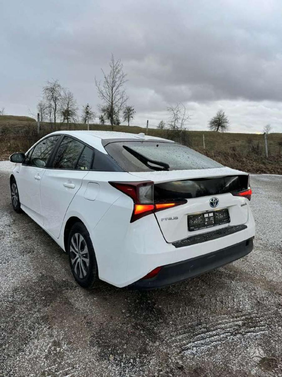 White Toyota Prius 2020 in Kaunas, with an engine capacity of 1.80 L and mileage of 339 thousand km for 9850 €, photo 11 on AUTOMOTO.COM.LV