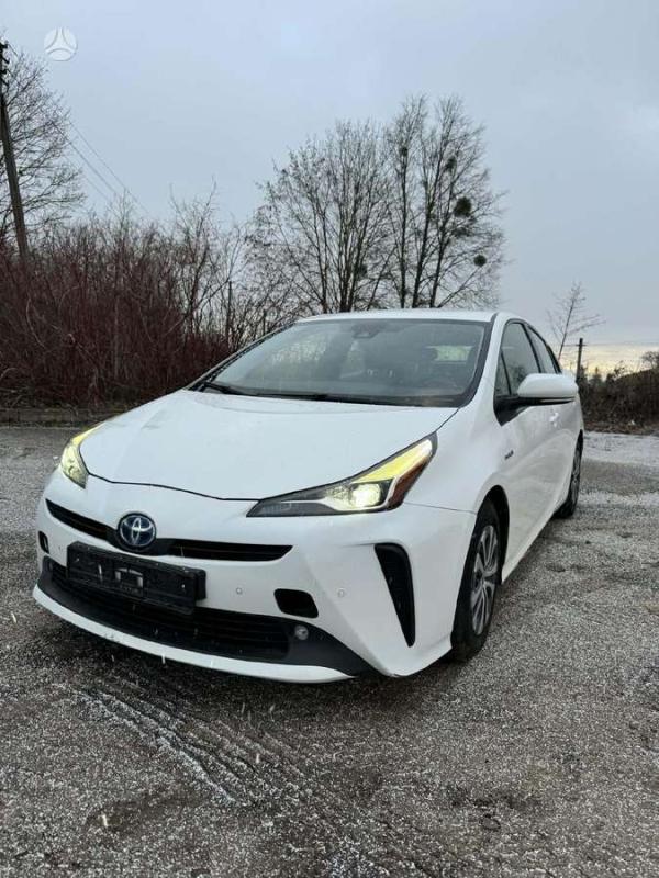 White Toyota Prius 2020 in Kaunas, with an engine capacity of 1.80 L and mileage of 349 thousand km for 9250 €, photo 1 on AUTOMOTO.COM.LV