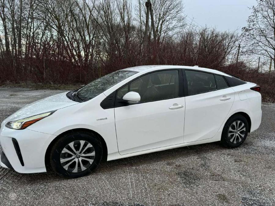 White Toyota Prius 2020 in Kaunas, with an engine capacity of 1.80 L and mileage of 349 thousand km for 9250 €, photo 2 on AUTOMOTO.COM.LV