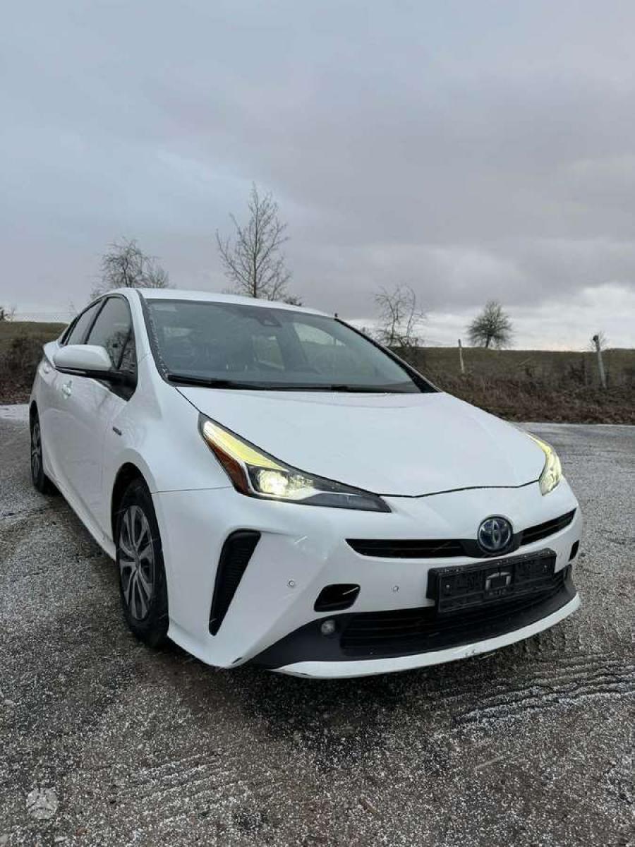 White Toyota Prius 2020 in Kaunas, with an engine capacity of 1.80 L and mileage of 349 thousand km for 9250 €, photo 5 on AUTOMOTO.COM.LV