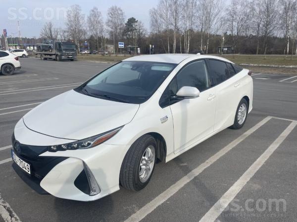 Белый Тойота Приус 2020 в Елгава, объемом двигателя 1.80 л и пробегом 48 тыс. км за 21500 €, фото 1 на AUTOMOTO.COM.LV