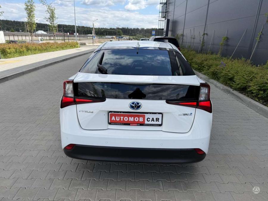 Balts Toyota Prius 2021 Viļņa, ar dzinēja tilpumu 1.80 L un nobraukumu 120 tūkst. km par 17720 €, foto 9 vietnē AUTOMOTO.COM.LV