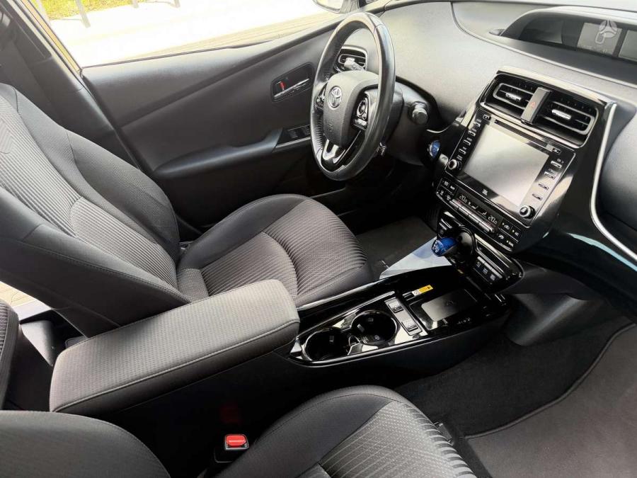 Balts Toyota Prius 2021 Viļņa, ar dzinēja tilpumu 1.80 L un nobraukumu 120 tūkst. km par 17720 €, foto 29 vietnē AUTOMOTO.COM.LV