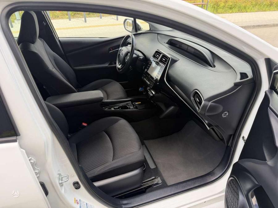 Balts Toyota Prius 2021 Viļņa, ar dzinēja tilpumu 1.80 L un nobraukumu 120 tūkst. km par 17720 €, foto 47 vietnē AUTOMOTO.COM.LV