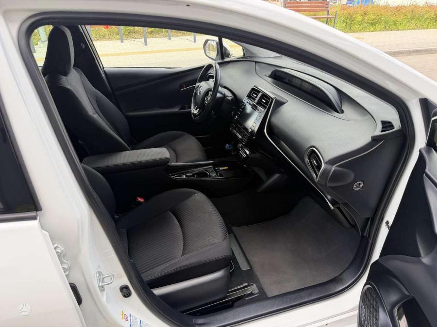 Balts Toyota Prius 2021 Viļņa, ar dzinēja tilpumu 1.80 L un nobraukumu 120 tūkst. km par 17720 €, foto 48 vietnē AUTOMOTO.COM.LV