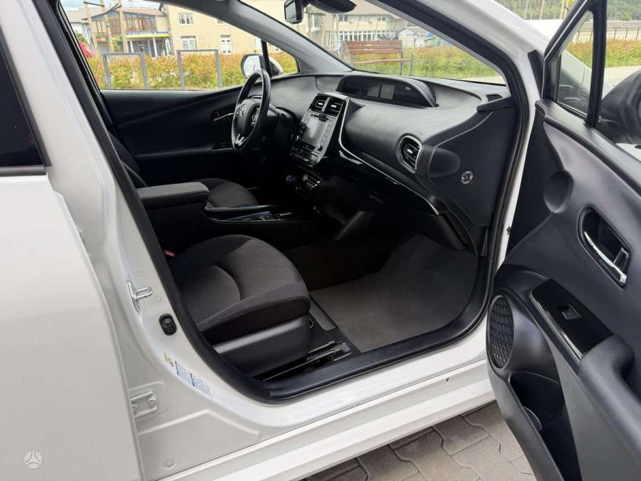 Balts Toyota Prius 2021 Viļņa, ar dzinēja tilpumu 1.80 L un nobraukumu 120 tūkst. km par 17720 €, foto 50 vietnē AUTOMOTO.COM.LV