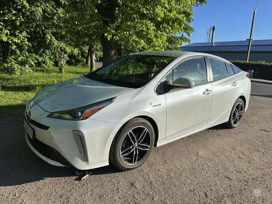 White Toyota Prius 2022 in Kaunas, with an engine capacity of 1.80 L and mileage of 27 thousand km for 16700 €, photo 1 on AUTOMOTO.COM.LV