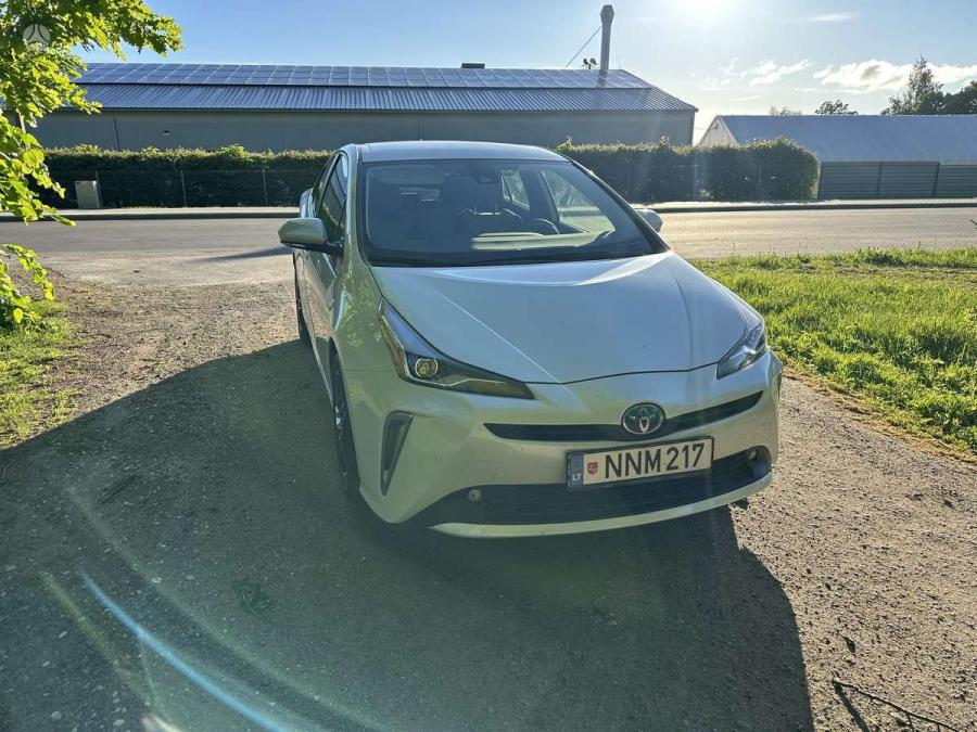 White Toyota Prius 2022 in Kaunas, with an engine capacity of 1.80 L and mileage of 27 thousand km for 16700 €, photo 3 on AUTOMOTO.COM.LV