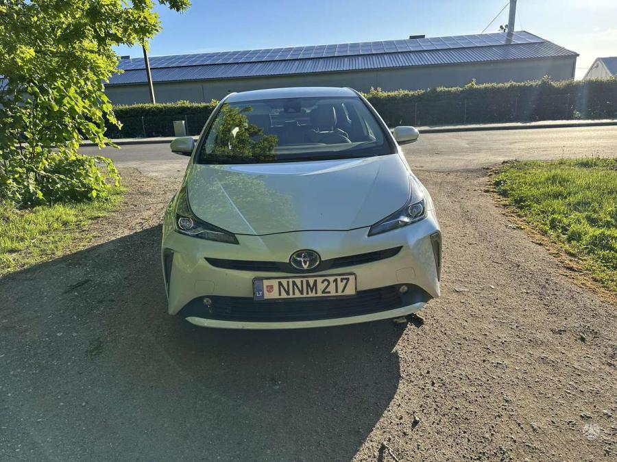 White Toyota Prius 2022 in Kaunas, with an engine capacity of 1.80 L and mileage of 27 thousand km for 16700 €, photo 5 on AUTOMOTO.COM.LV