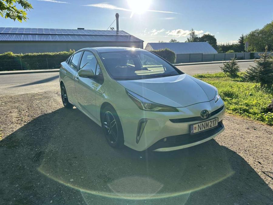 White Toyota Prius 2022 in Kaunas, with an engine capacity of 1.80 L and mileage of 27 thousand km for 16700 €, photo 6 on AUTOMOTO.COM.LV