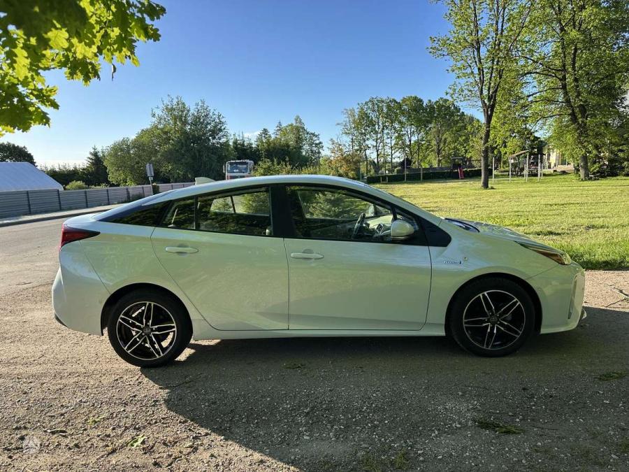White Toyota Prius 2022 in Kaunas, with an engine capacity of 1.80 L and mileage of 27 thousand km for 16700 €, photo 7 on AUTOMOTO.COM.LV