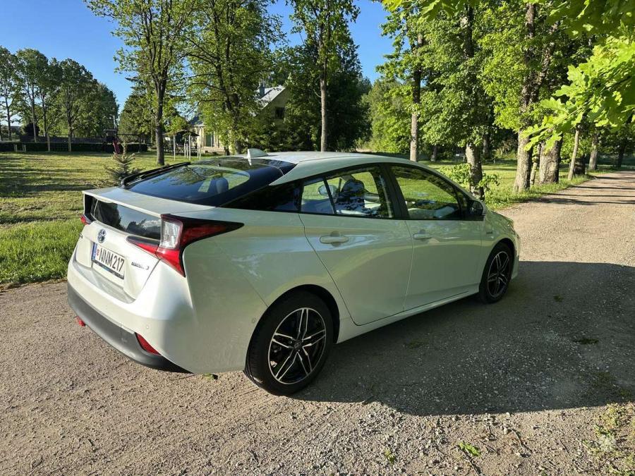 White Toyota Prius 2022 in Kaunas, with an engine capacity of 1.80 L and mileage of 27 thousand km for 16700 €, photo 8 on AUTOMOTO.COM.LV