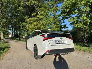 White Toyota Prius 2022 in Kaunas, with an engine capacity of 1.80 L and mileage of 27 thousand km for 16700 €, photo 11 on AUTOMOTO.COM.LV