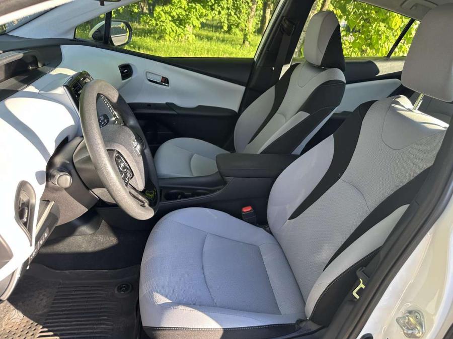 White Toyota Prius 2022 in Kaunas, with an engine capacity of 1.80 L and mileage of 27 thousand km for 16700 €, photo 14 on AUTOMOTO.COM.LV