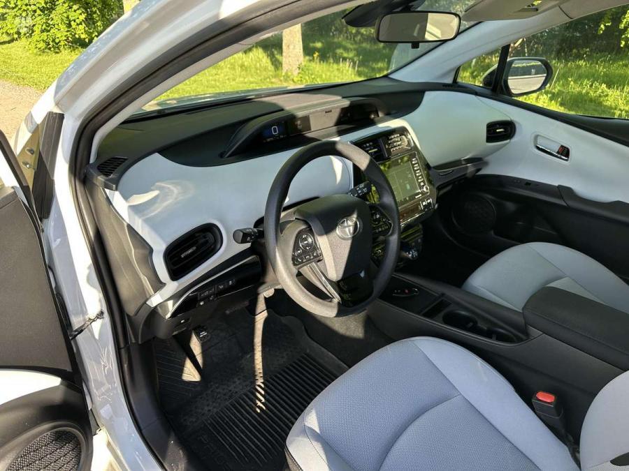White Toyota Prius 2022 in Kaunas, with an engine capacity of 1.80 L and mileage of 27 thousand km for 16700 €, photo 15 on AUTOMOTO.COM.LV