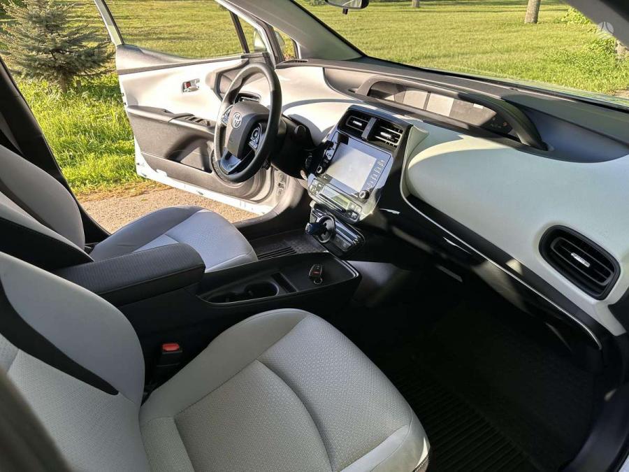 White Toyota Prius 2022 in Kaunas, with an engine capacity of 1.80 L and mileage of 27 thousand km for 16700 €, photo 20 on AUTOMOTO.COM.LV