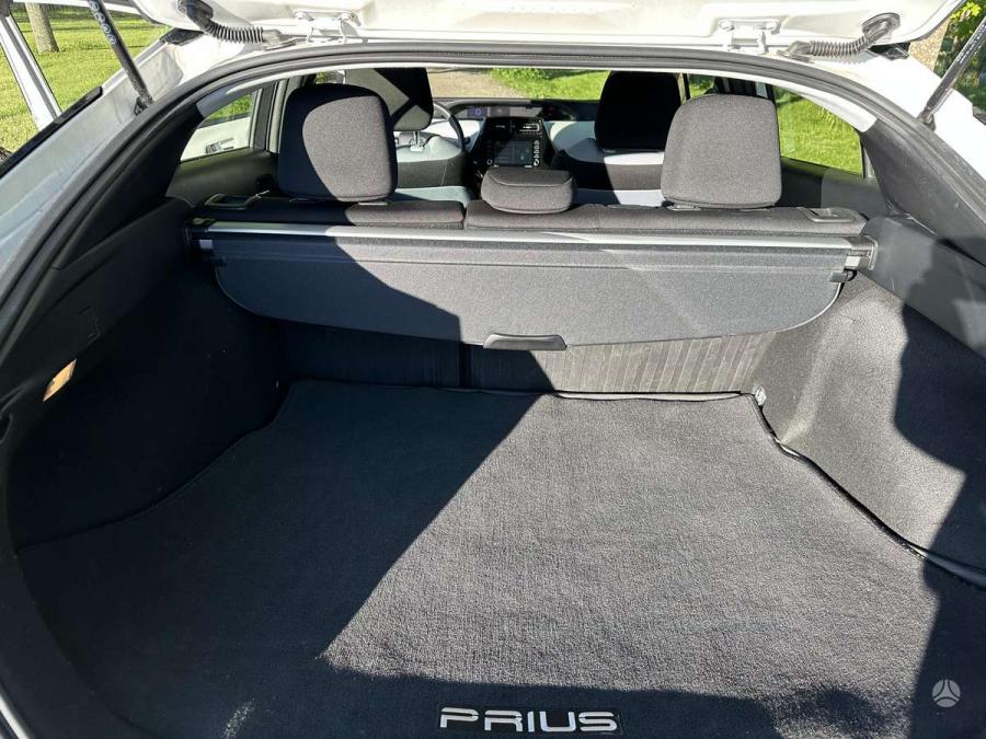White Toyota Prius 2022 in Kaunas, with an engine capacity of 1.80 L and mileage of 27 thousand km for 16700 €, photo 22 on AUTOMOTO.COM.LV