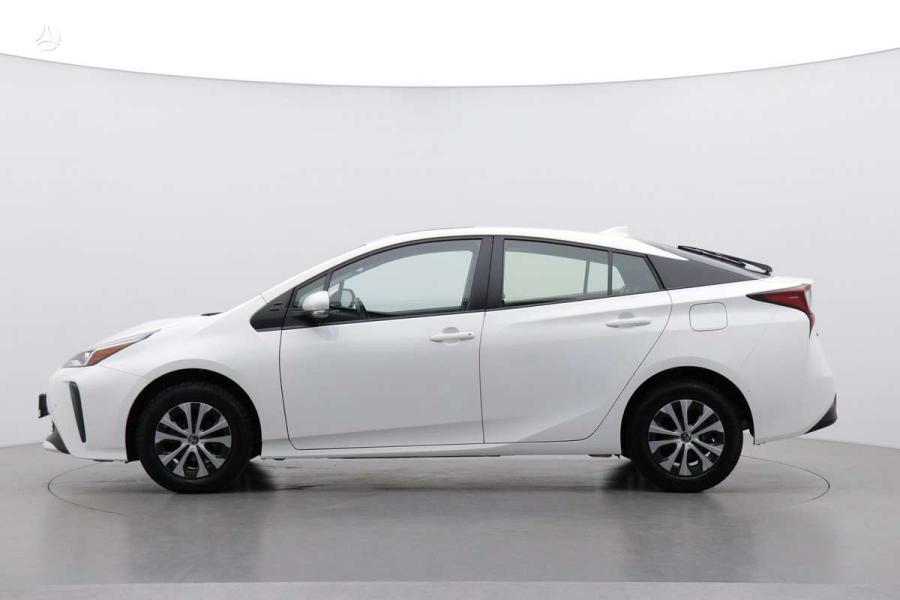 White Toyota Prius 2023 in Vilnius, with an engine capacity of 1.80 L and mileage of 32 thousand km for 25900 €, photo 4 on AUTOMOTO.COM.LV