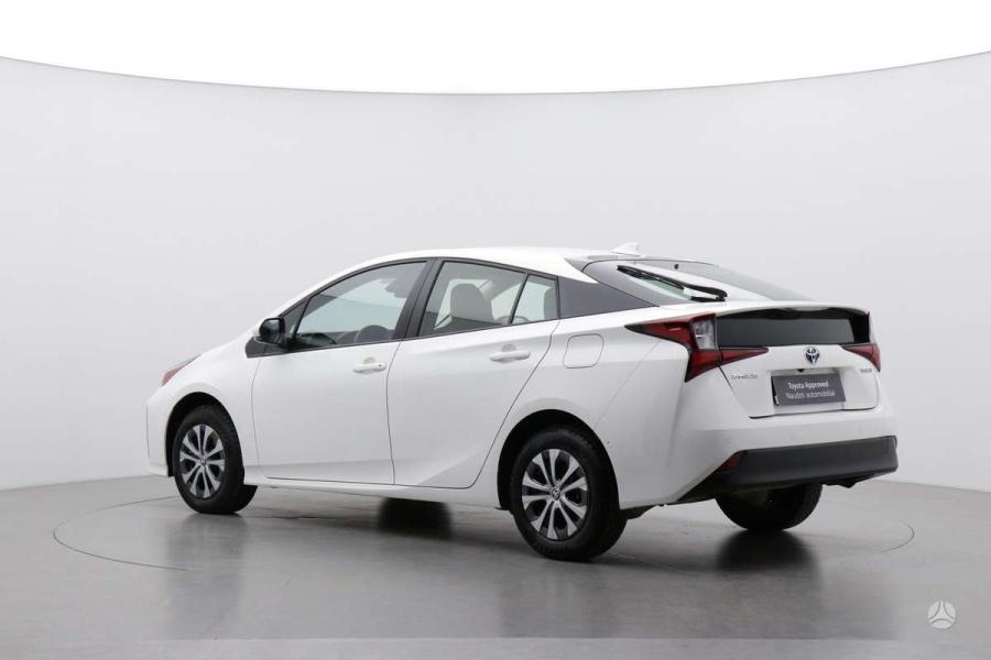 White Toyota Prius 2023 in Vilnius, with an engine capacity of 1.80 L and mileage of 32 thousand km for 25900 €, photo 18 on AUTOMOTO.COM.LV