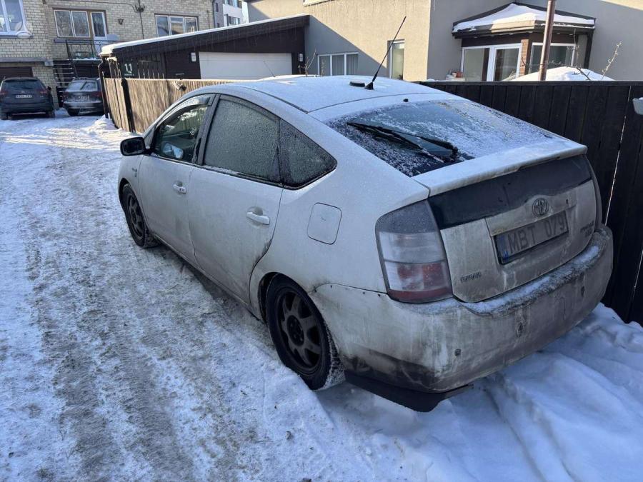 White Toyota Prius 2007 in Siauliai, with an engine capacity of 1.50 L and mileage of 350 thousand km for 1300 €, photo 2 on AUTOMOTO.COM.LV