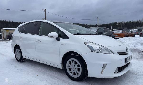 White Toyota Prius 2012 in Vilnius, with an engine capacity of 1.80 L and mileage of 265 thousand km for 8950 €, photo 1 on AUTOMOTO.COM.LV